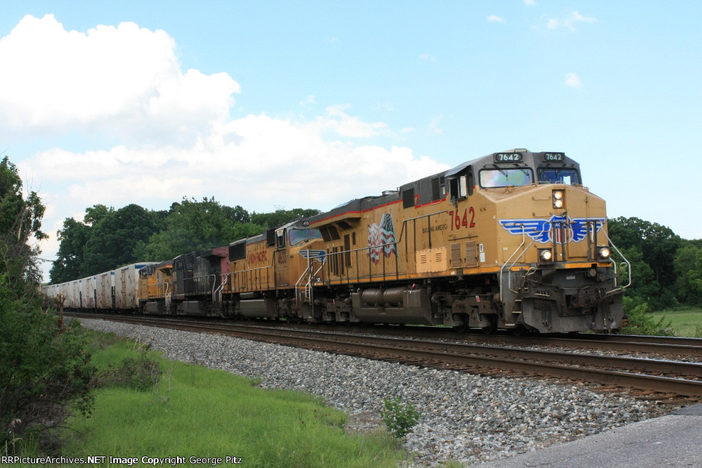 UP 7642 and CSX train R091
